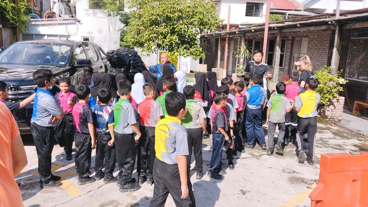 PAMERAN UPCYCLE H IN BUS DEPOT GEORGETOWN SEKOLAH-SEKOLAH DALAM PULAU ...