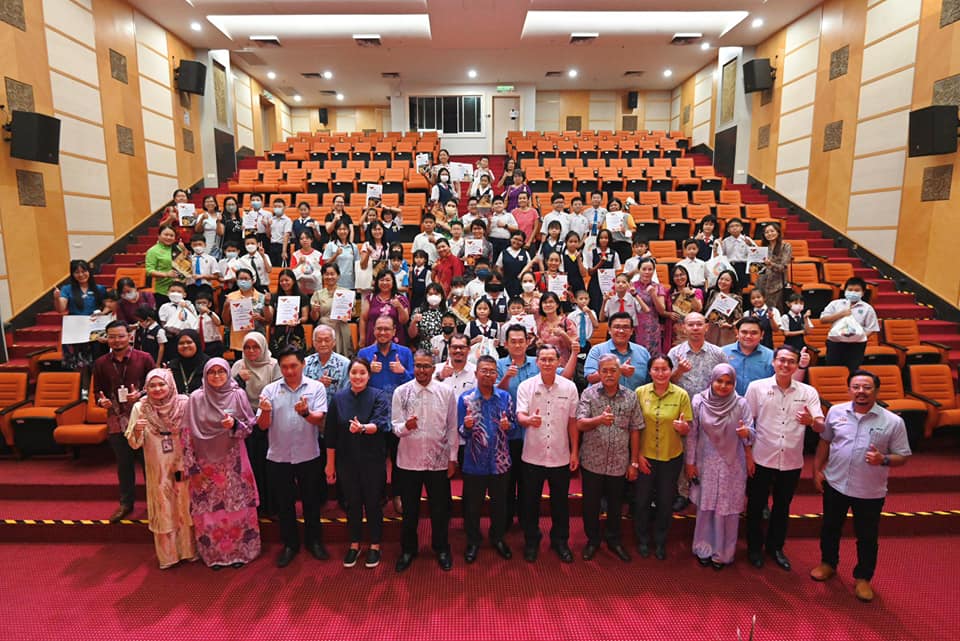 MAJLIS PENYAMPAIAN HADIAH BAGI PROGRAM PERTANDINGAN MENGUMPUL KOTAK ...